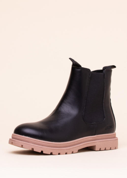 SJ poolsaapad, Must | WEEKEND